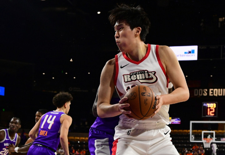 Yang Hansen filled up the data column with 21+9+3+3, and hit two ...